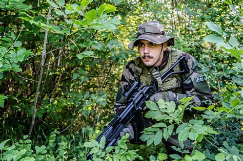 기관총 에어 소프트 게임 전쟁 전투 임무 캠페인을 목표로 나무 숲에서 육군 군인 특수 부대 Airsoft Sport에 대한