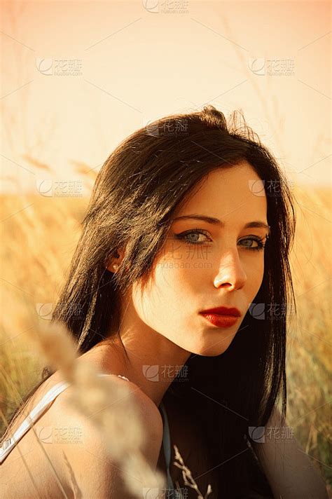 美丽的年轻女孩在日落的特写肖像