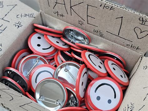 해연갤 노엘 진짜 펄럭 사랑하나 봐 스마일 뱃지 가죽 옷에 뚫어서 찼어