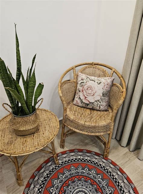 Happy මේ පුටු පාරේ මනුස්සයෙක් ඔලුවේ තියාගෙන යනවා දැකල ගත්තේ අනේ මන්ද වේවැල් බඩු වලට හිත යන