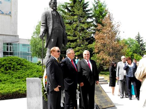 УНСС Ректорът проф Статев УНСС е достоен следовник на своите първостроители