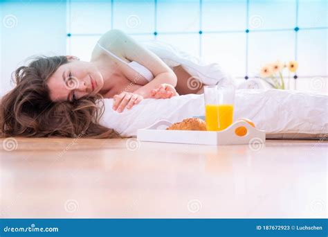 Beautiful Girl Lies In Bed And Looks Seductively Stock Image Image Of Cheerful Hair