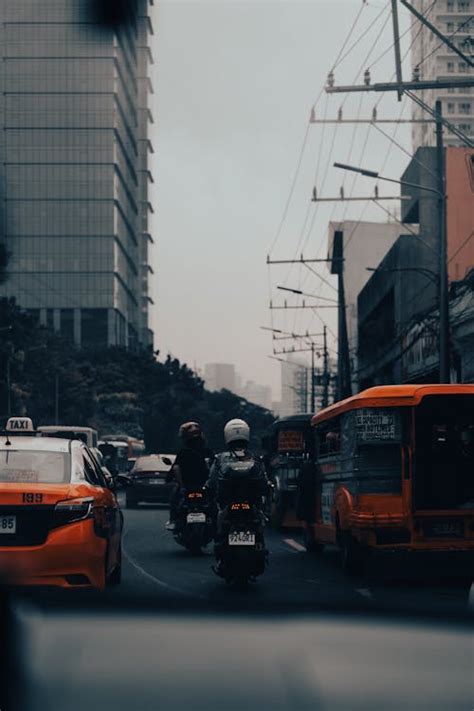 거리 도로 표지판 도시 도시 거리 도시의 뒷모습 소도시 수직 쐈어 운송 수단 자동차 택시 터널에 관한 무료 스톡 사진