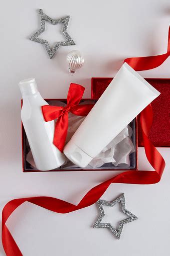 흰색 병은 빨간색 선물 상자와 흰색 배경에 화장품을 넣습니다 뷰티 제품 개념의 크리스마스 판매 텍스트를위한 장소가있는 상단보기 개체 그룹에 대한 스톡 사진 및 기타 이미지