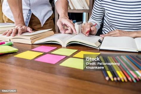 고등학교 또는 대학 학생 그룹 공부 하 고 읽고 도서관에 책상에 앉아 숙제 및 수업 연습 입구 교육 개념에 시험 준비를 하 고 개인 지도 교사에 대한 스톡 사진 및 기타