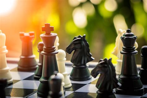 흑백 왕과 체스의 기사가 선상에서 전투를 벌입니다 흑인 왕은 승리에 대한 팀워크로 싸우는 리더입니다 성공을위한 리더와 팀워크