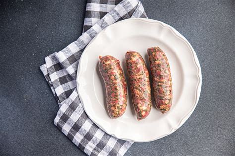 소시지 신선한 지상 고기 채소 허브 돼지 고기 쇠고기 닭고기 맛있는 간식 건강 한 식사 음식 간식 테이블에 간식 복사 공간 음식 배경 소박한 상위 뷰 고기에 대한 스톡 사진