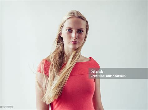 빨간 드레스 흰색 배경에 자연에서 아름 다운 긴 금발 머리 여자 관능에 대한 스톡 사진 및 기타 이미지 관능 귀여운 금발 머리 Istock
