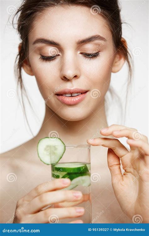 Jeune Belle Fille Nue Avec La Peau Propre Parfaite Souriant Tenant Le