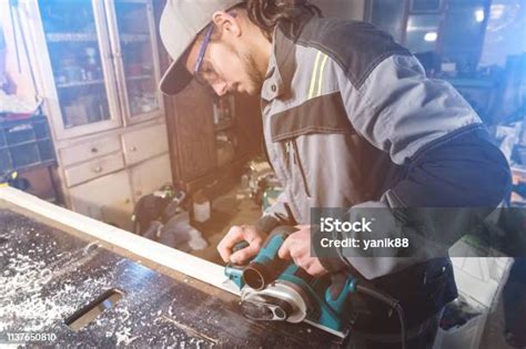 젊은 목수 톱 밥의 흡입과 함께 전기 비행기로 작업 하는 수염 수평 및 샌 딩 나무 바 강철에 대한 스톡 사진 및 기타 이미지 강철 건설 기계류 건설 산업 Istock