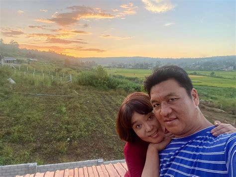 မကြာခင်မှာဆောက်လုပ်ပြီးစီးတော့မယ့်သူတို့ရဲ့ကိုယ်ပိုင်အိမ်လေးကိုကြည့်ကာ