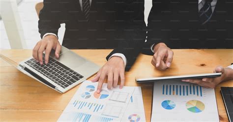 성공적인 비즈니스 팀은 노트북을 사용하는 동안 회의실에서 그래프와 차트로 솔루션을 컨설팅합니다 사진 Unsplash의 마케팅 이미지