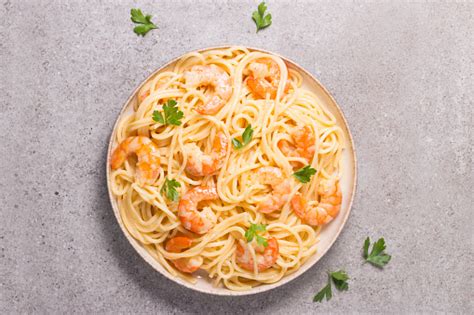 이탈리아 파스타 페투치네 또는 스파게티를 크림 치즈 소스에 새우 또는 새우와 함께 접시에 담았습니다 프론 해산물에 대한 스톡 사진 및 기타 이미지 Istock