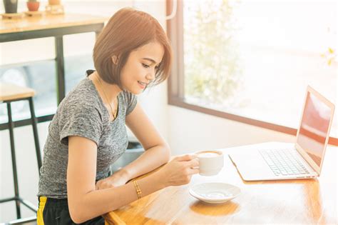 마시는 커피와 커피숍에서 태블릿 컴퓨터를 사용 하 여 프리랜서 사업가 경영자에 대한 스톡 사진 및 기타 이미지 경영자 기업