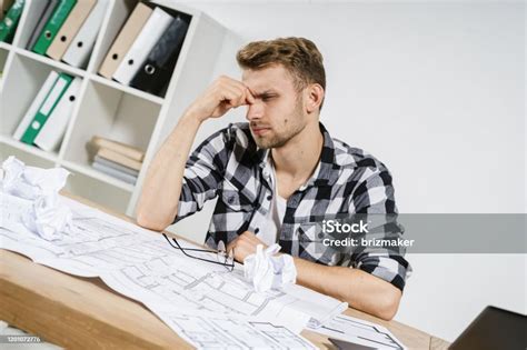청사진이 있는 현대 스튜디오에서 일하는 젊은 성인 건축가 사업가 건설 산업에 대한 스톡 사진 및 기타 이미지 건설 산업 건축 건축가 Istock