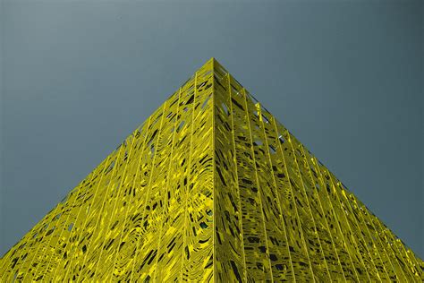 녹색과 검은 색 콘크리트 건물 사진 Unsplash의 무료 유로뉴스 합류 이미지