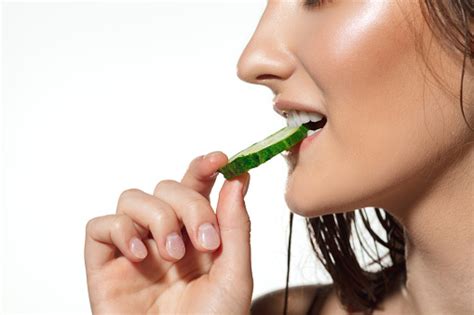 흰색 배경 위에 유기 치료와 아름다운 여성의 얼굴의 클로즈업 화장품과 메이크업 내츄럴 및 에코 트리트먼트 스킨 케어 건강관리와 의술에 대한 스톡 사진 및 기타 이미지