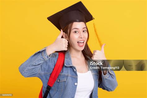 행복 아시아 여자 대학생 에 졸업 모자 와 엄지 손가락 올라 제스처 대학교에 대한 스톡 사진 및 기타 이미지 대학교 대학생 사진 이미지 Istock