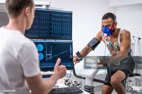 운동 자전거에서 생체 인식 테스트를 하는 동안 아프리카계 미국인 운동선수에게 엄지손가락을 치켜들고 있는 의사 스포츠에 대한 스톡 사진 및 기타 이미지 Istock