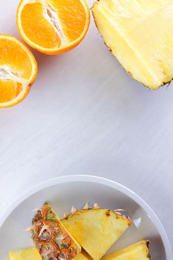 파인애플과 흰색 접시 파인애플 및 오렌지 흰색 배경 평면도에 아침 식사 채식 음식 감귤 류 샐러드의 반쪽에 오렌지의 조각 공간 복사 0명에 대한 스톡 사진 및 기타 이미지