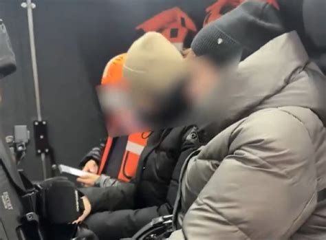 Білі янголи евакуювали з прикордоння Сумщини бабусю маму і доньку відео Читайте на Ukr Net