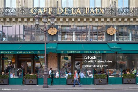 프랑스 파리에서 야외에 앉아있는 사람과 관광객으로 유명한 카페 드 라 페 카페에 대한 스톡 사진 및 기타 이미지 카페 파리 일 드 프랑스 커피 마실 것 Istock