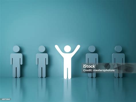 밖으로 서 군중 및 다른 창조적인 아이디어 개념에서 하나의 빛나는 빛 사람이 팔 벌리고 반사와 그림자와 녹색 배경에 다른 사람들와 서 3d 렌더링 돋보이는에 대한 스톡 사진