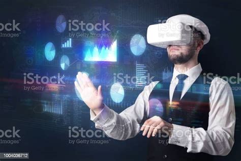 Vr 입고 남자 고글 차트와 보고서 3차원 형태에 대한 스톡 사진 및 기타 이미지 3차원 형태 가상현실 가상현실 시뮬레이터 Istock