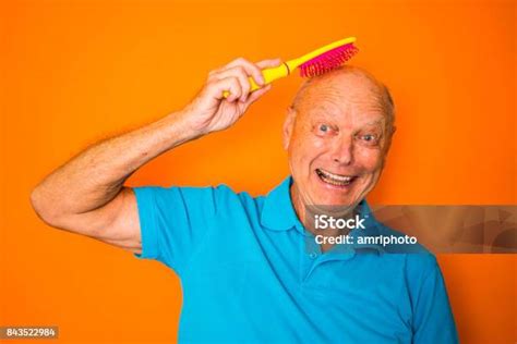 세련 된 노인수석 남자 대머리 패치 및 빗 미소에 대 한 색상 지 70 79세에 대한 스톡 사진 및 기타 이미지 70 79세 건강한 생활방식 긍정적인 감정 표현