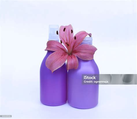 화장품 피부 관리에 대 한에 설정 꽃 흰색 배경 백합 스파 목욕 사우나 샤워에 대 한 구성 라일락 샤워 샴푸와 스킨의 부드러운 클렌징 보라색 릴리 샤워 젤 과학에 대한 스톡