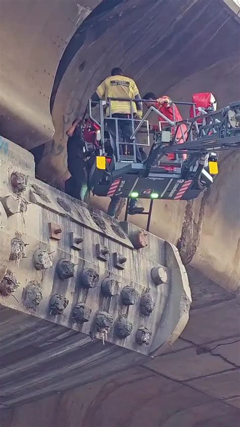 عجیب اما واقعی ‌زن و مردی که برای شارژ موبایل لای پل صدر تهران گیر