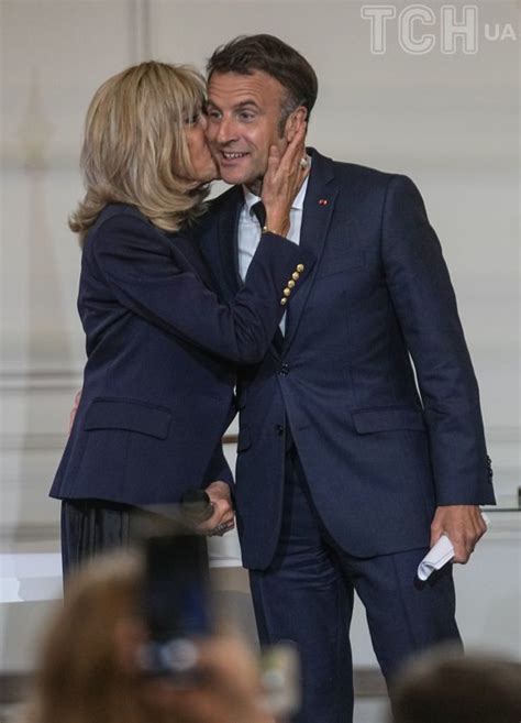 Бріжит Макрон ніжно поцілувала чоловіка на заході у Єлисейському палаці — Суспільство