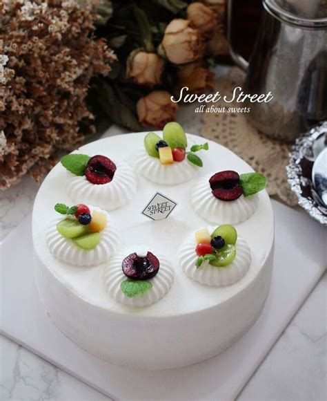 생일케이크 3종류의 과일이 들어갔어요🍒🍍🍇 생크림생크림케이크케이크케익디저트베이킹생일축하해생일인스타푸드디저트그램일상happybirthday