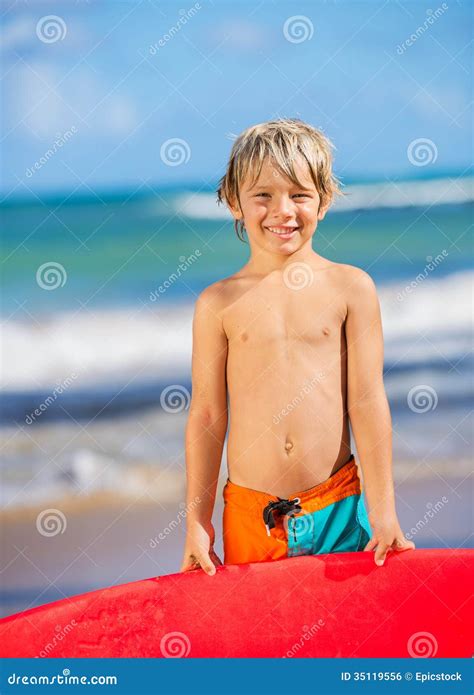 Счастливый молодой мальчик на пляже Стоковое Фото изображение насчитывающей лагерь красно