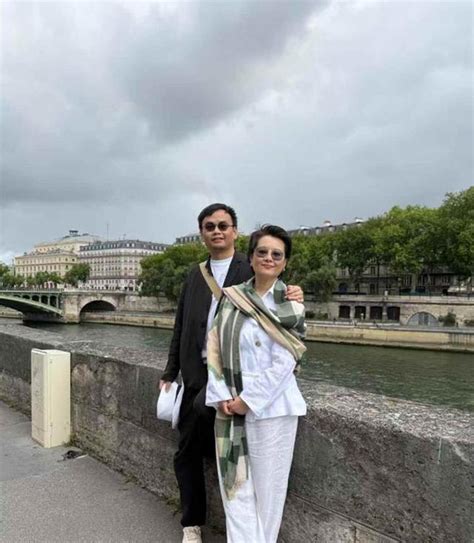 袁立与小12岁老公看展，53岁打扮一下年轻又漂亮，夫妻不显年龄差