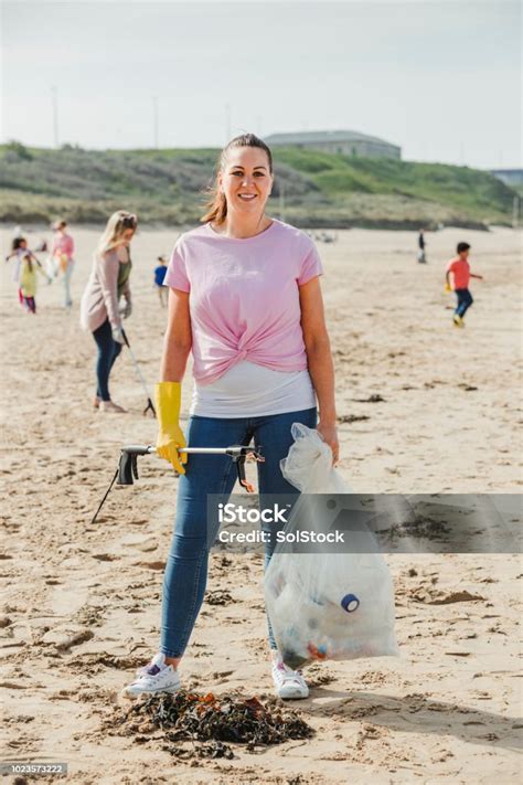 플라스틱 및 로컬 해변에서 쓰레기를 수집 하는 여성 자원 봉사 결심에 대한 스톡 사진 및 기타 이미지 결심 공동체 관광