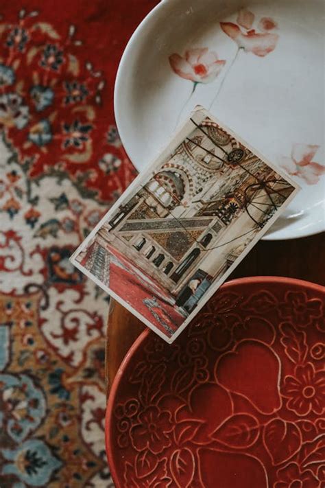 실내 골동품 그릇 기념물 기념품 꽃무늬 다채로운 도기 디자인 디테일 문화 유산 문화적 민족 전통의 보헤미안풍 빈티지 빨간 생생한 수공예품