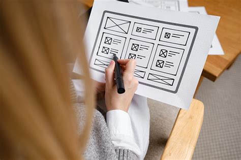 여성 디자이너는 웹 사이트 디자인 와이어 프레임을 만듭니다 스케치 프로토 타입 프레임 워크 레이아웃 미래 설계 프로젝트 Ui 및