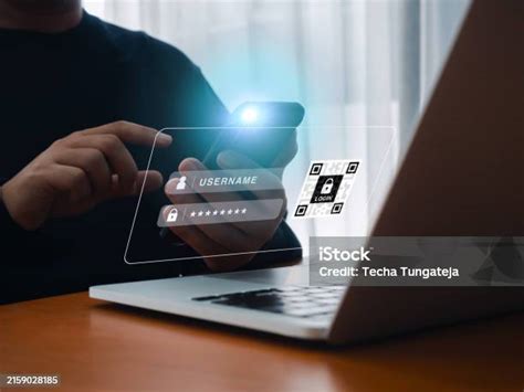 Qr 코드 다단계 인증 보안 개념 노트북 컴퓨터에서 웹사이트 화면에 로그인하기 위한 디지털 Qr 코드 스캔 플래시 라이트로