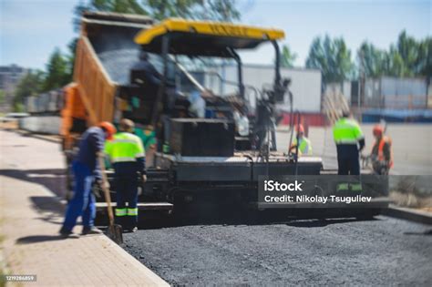 도로 건설 및 수리 작업 중 아스팔트 포장 기계 및 증기 도로 롤러 아스팔트 및 포장 과정 새로운 도로 건설 현장에서 일하는 근로자 층 배치 무인 항공기 개발에 대한 스톡