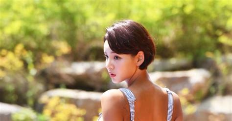 St포토 윤나겸 완벽한 뒤태 뽐내며