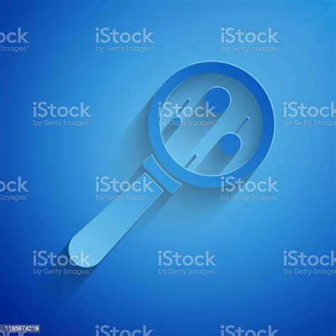 파란색 배경에 분리 된 돋보기 아이콘 아래에 종이 절단 미생물 박테리아 및 세균 세포암 미생물 바이러스 곰팡이 종이 아트 스타일입니다 벡터 일러스트레이션 과학에 대한 스톡