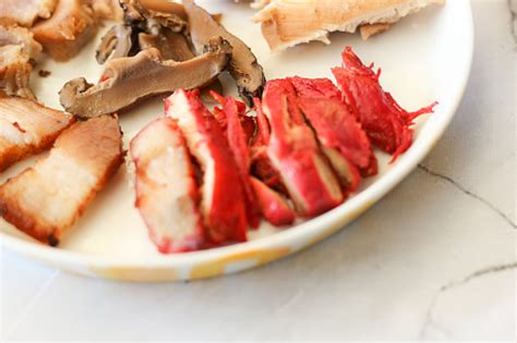 나시 캄푸르 중국 전통 음식은 돼지고기로 만든 다양한 요리로 밥과 국물과 함께 먹습니다 건강한 생활방식에 대한 스톡 사진 및