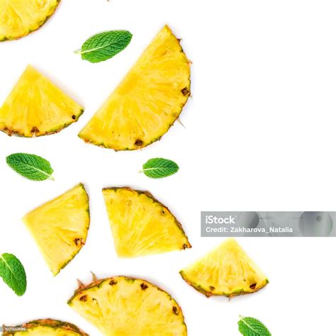 슬라이스 파인애플 격리입니다 그린 민트와 파인애플 조각 흰색 바탕에 나뭇잎 플랫이 하다 여름 컨셉 N 0명에 대한 스톡 사진 및 기타 이미지 Istock