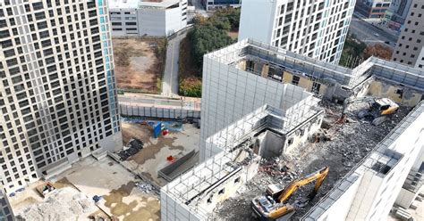 ‘지하 주차장 붕괴 인천 검단 아파트 해체 작업 중 포크레인 넘어져 60대 기사 숨져