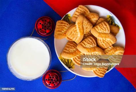 빨간 종소리가 있는 접시에 우유와 쿠키 또는 쇼트케이크 비스킷 한 잔 국가 쿠키의 날 배경 산타 크리스마스 아침 식사 미국식 아침 식사 0명에 대한 스톡 사진 및 기타