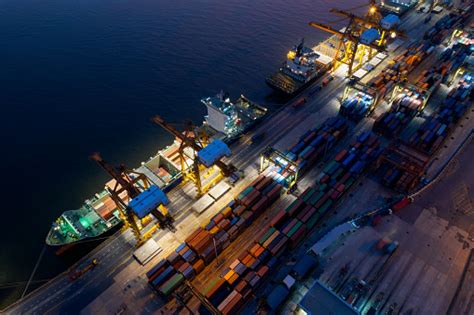 쇼 어 크레인 크레인으로 가져오기 내보내기 및 비즈니스 물류 컨테이너 선박에서 컨테이너를 로드 하 고 화물 운송 사업 포트의 공중 전망 국제 교통 및 비즈니스 개념 건설