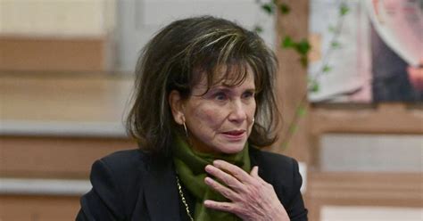 Emotion Pour Le Dernier Voyage Dun Célèbre Journaliste Sa Veuve