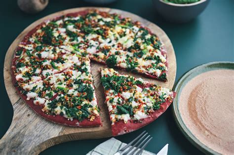 비트 베이스가 들어간 비건 피자 시금치와 비건 치즈를 얹은 피자 건강한 생활방식에 대한 스톡 사진 및 기타 이미지 건강한 생활방식 건강한 식생활 도마 요리 도구