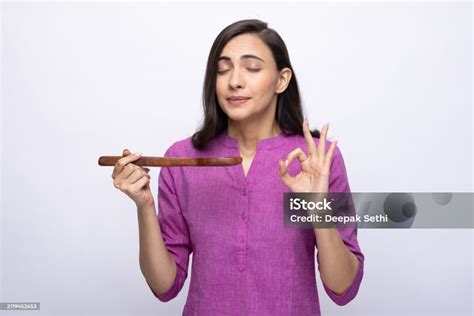 초상 의 젊은 여자 요리사 착용 Kurta 고립된 백색 색깔 배경 스톡 사진 가사 집안일에 대한 스톡 사진 및 기타 이미지 Istock